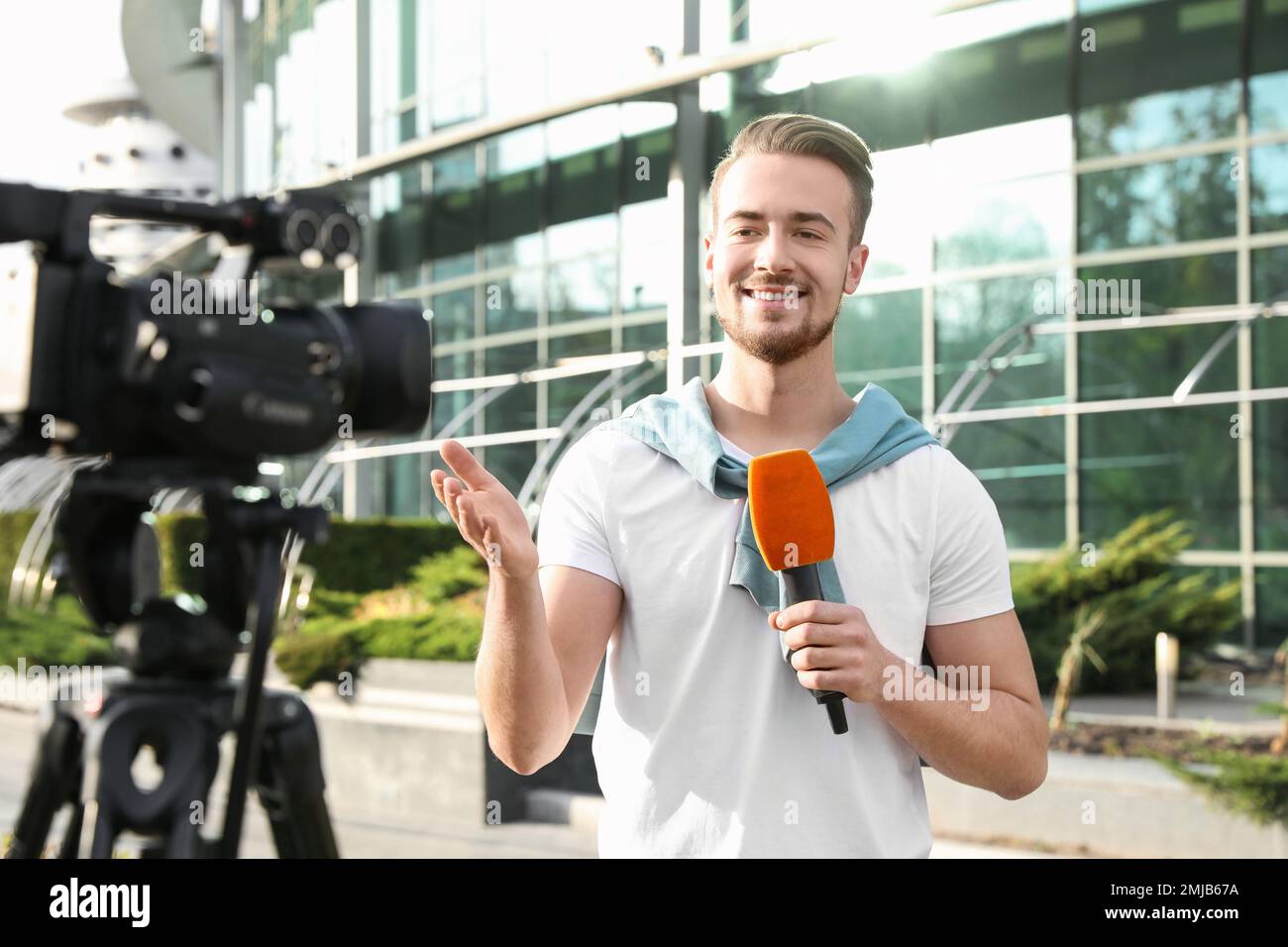Media announcer outdoors hi-res stock photography and images - Alamy