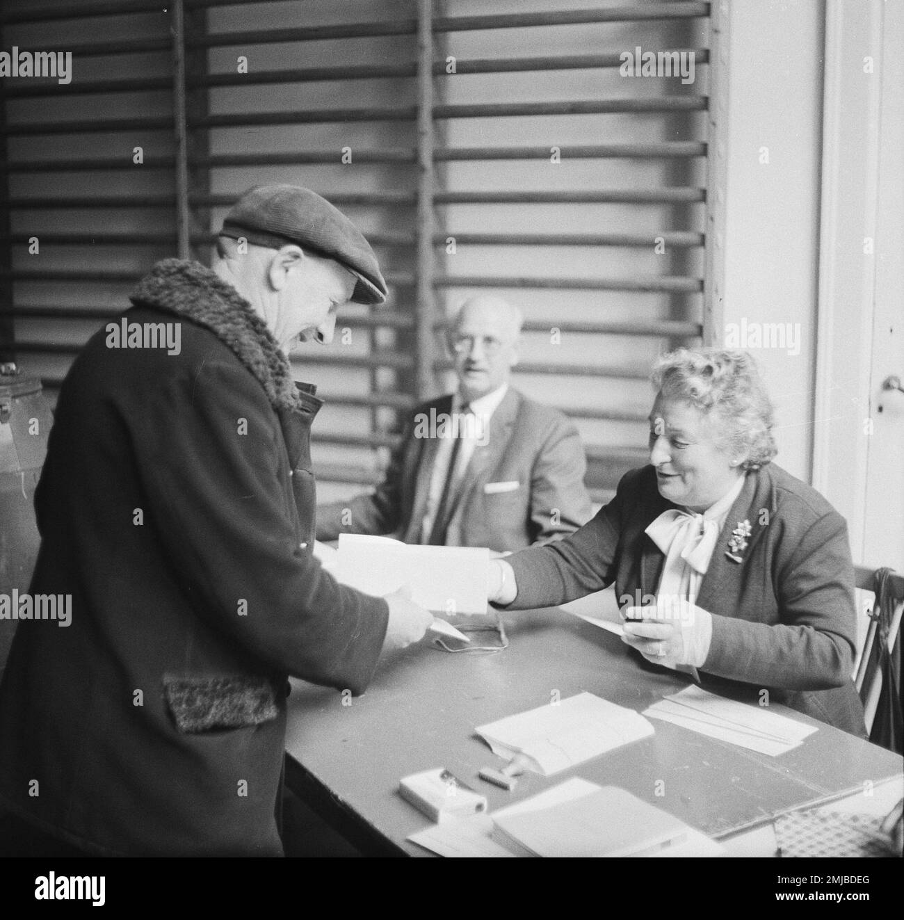 1960s voting hi-res stock photography and images - Alamy