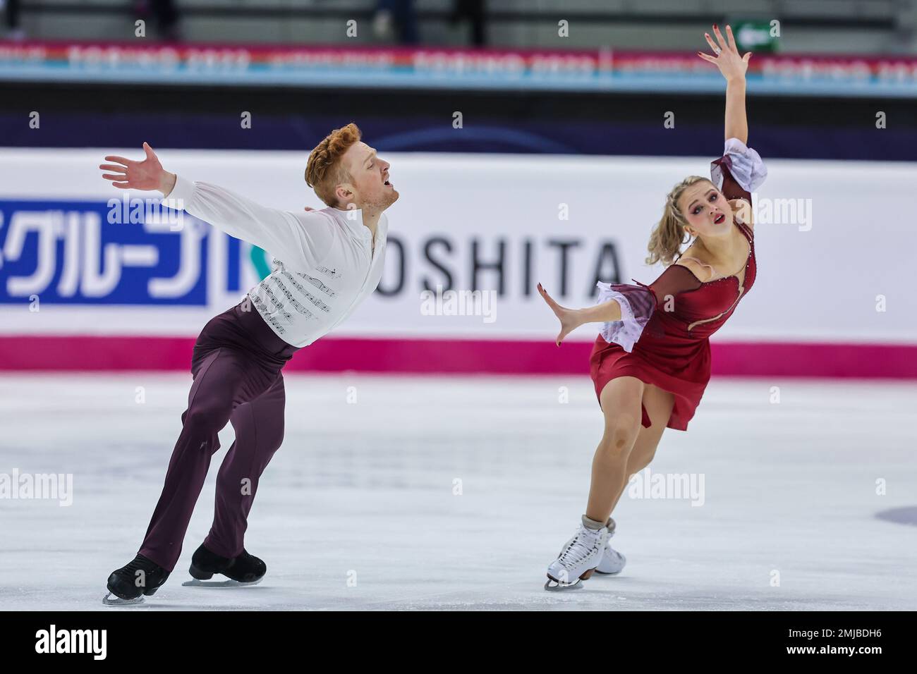 Nadiia Bashynska and Peter Beaumont of Canada competes during ISU Grand ...