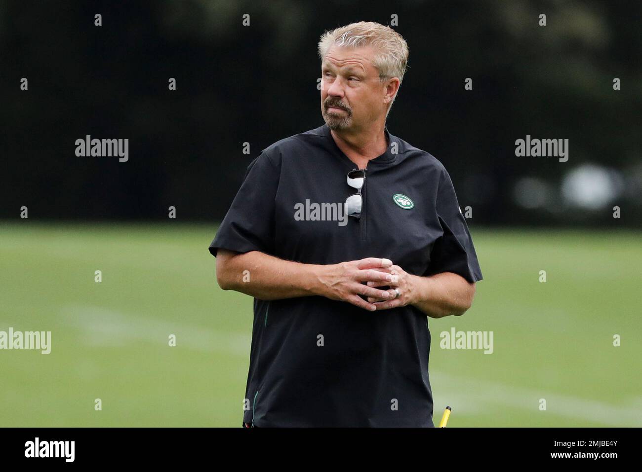 New York Jets defensive coordinator Gregg Williams watches as players ...