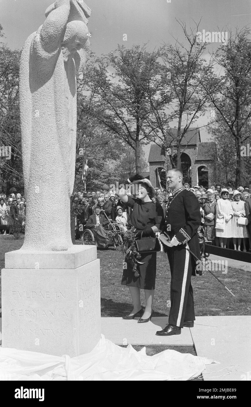 Princess beatrix unveils statue Black and White Stock Photos & Images ...