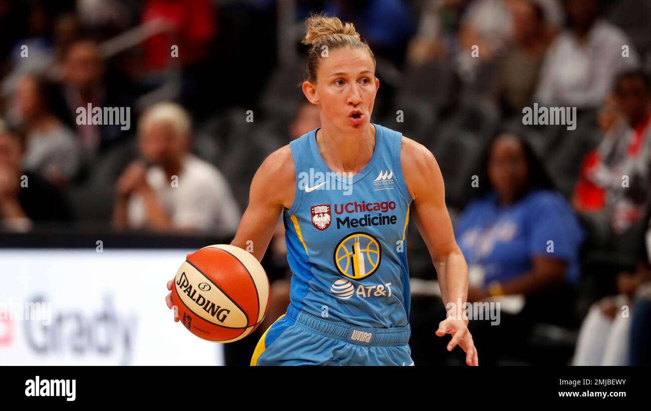 Chicago Sky guard Courtney Vandersloot (22) works against the Atlanta ...