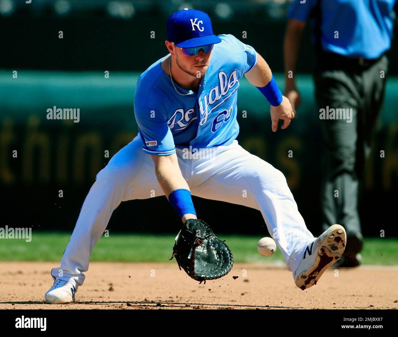 Kansas City Royals first baseman Ryan O'Hearn fields a ball hit by New ...