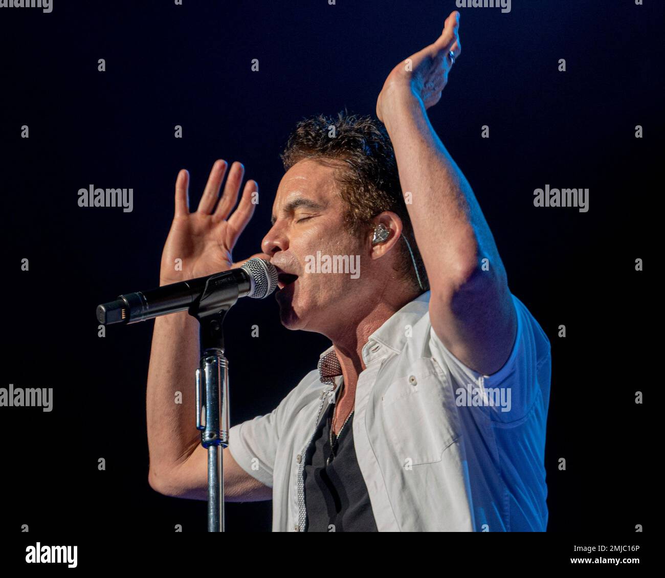 Train lead vocalist Pat Monahan performs with the band at the Xfinity ...