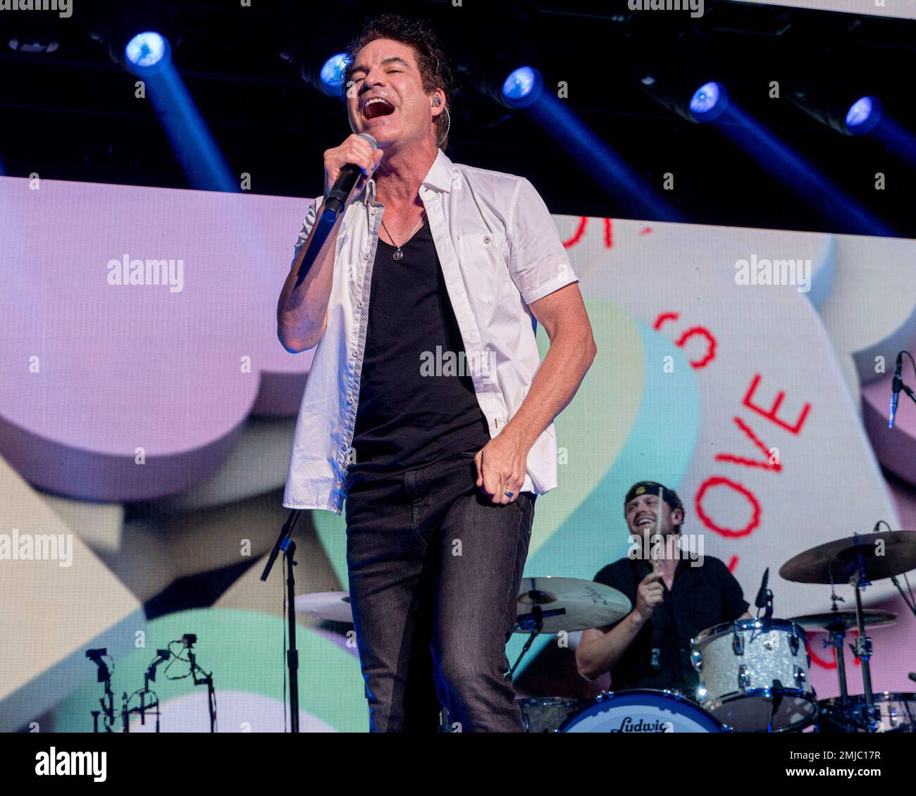 Train lead vocalist Pat Monahan performs with the band at the Xfinity ...
