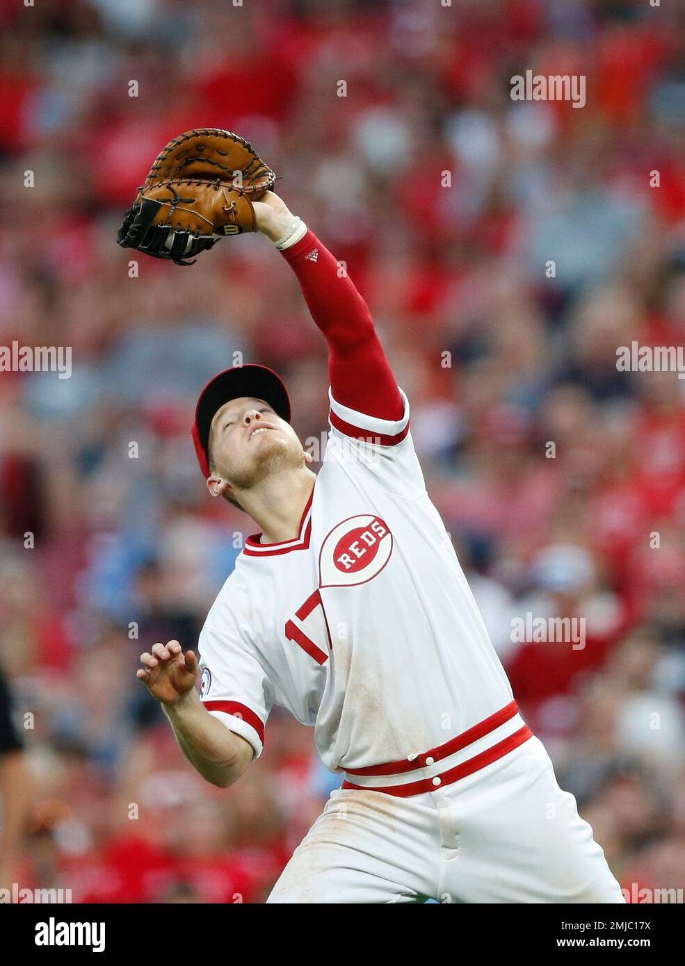 Cincinnati Reds' Josh VanMeter (17) fields a fly ball off the bat of St ...