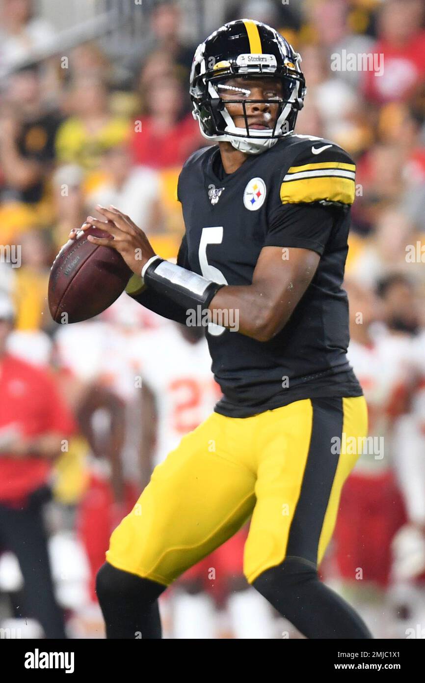 Pittsburgh Steelers quarterback Joshua Dobbs (5) looks to pass against ...