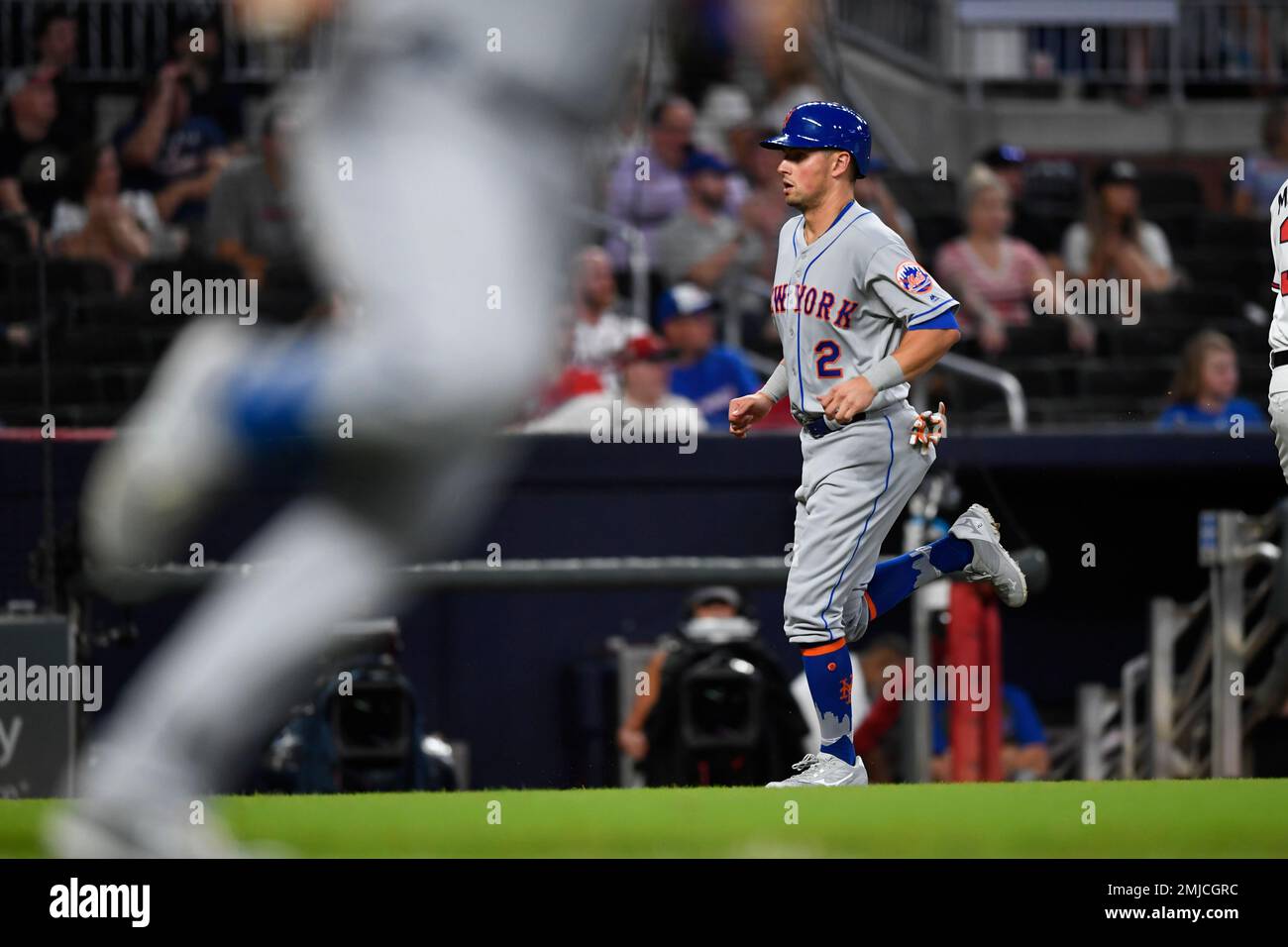 New York Mets' Jeff McNeil makes his way down the third base line ...