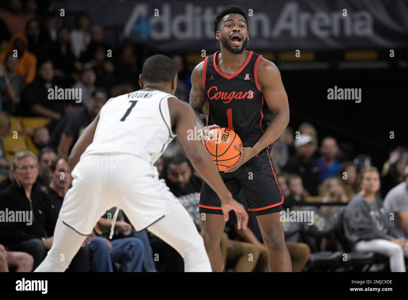 Houston guard Jamal Shead (1), right, sets up a play while defended by ...