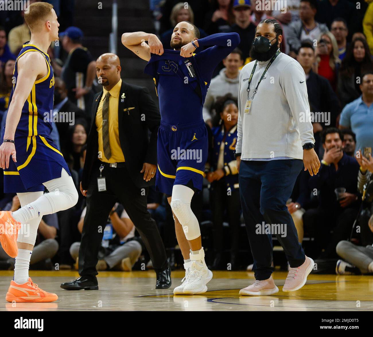 Golden state warriors court hi-res stock photography and images - Alamy