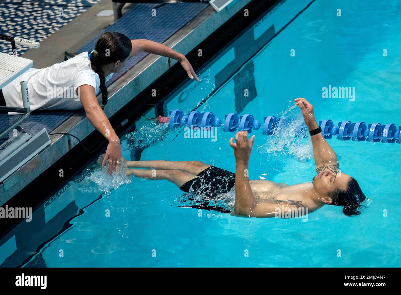 ORLANDO, Fla. (Aug. 26, 2022) Army Sgt. Elizabeth Marks (Ret.) assists ...