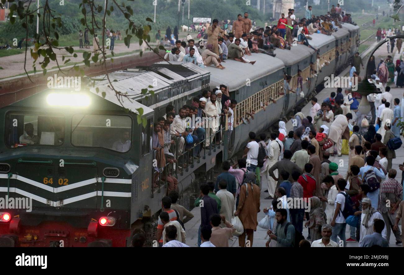 Pakistani passengers ride on crowded train traveling to their hometown ...