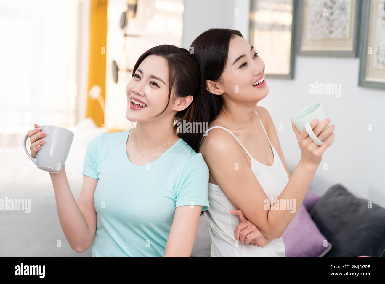 Two sisters standing back back hi-res stock photography and images - Alamy