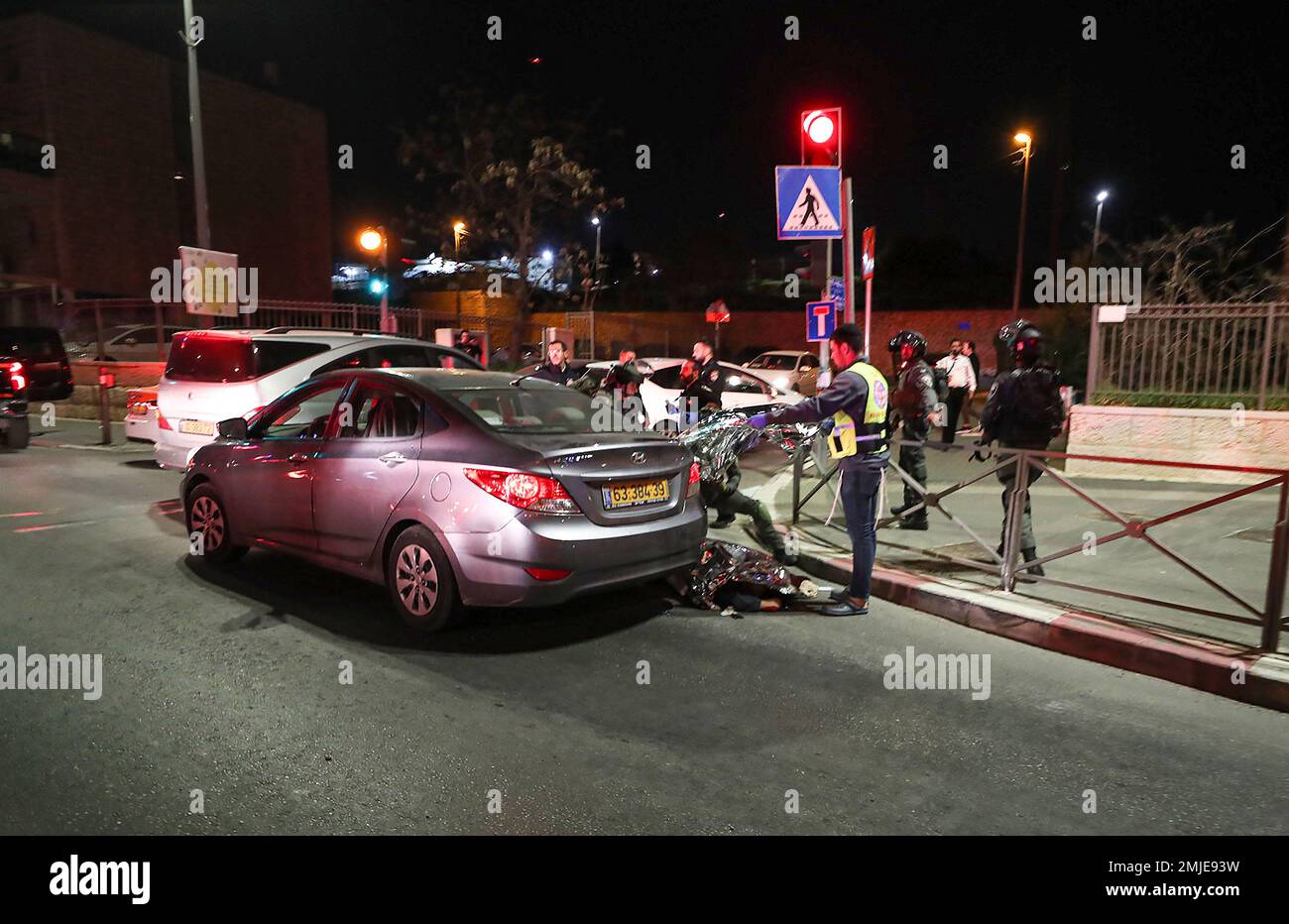 Jersualem, Israel. 28th Jan 2023. Israeli emergency service personnel ...