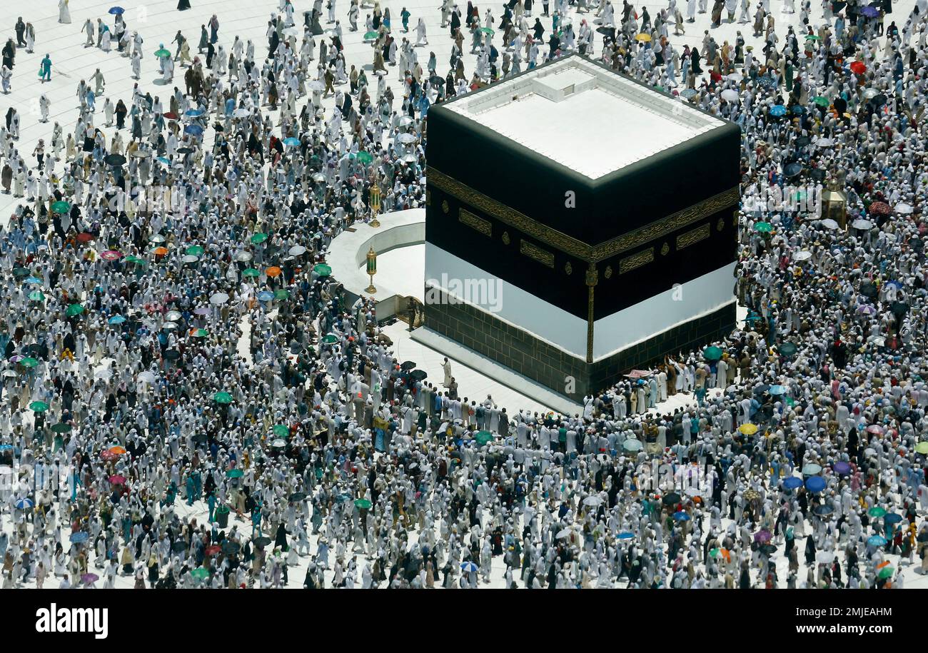 Muslimpilgrims circumambulate around the Kaaba, the cubic building at ...