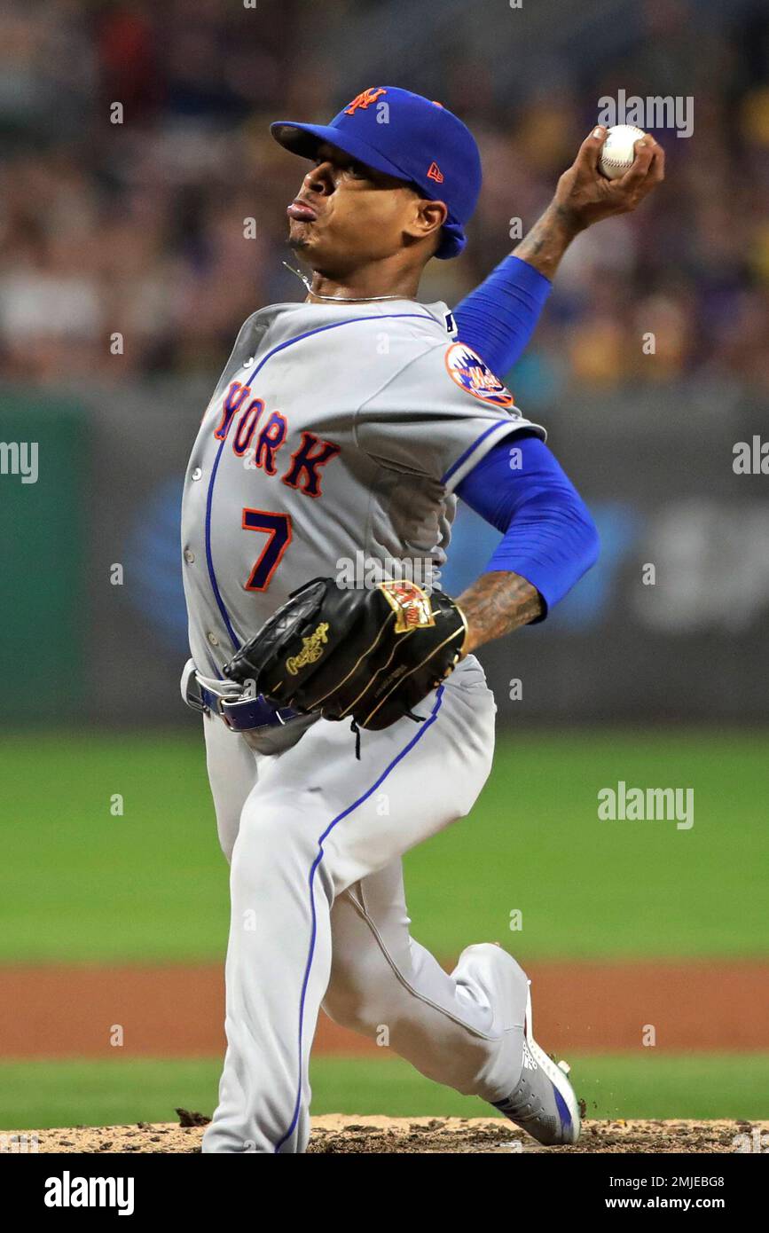 New York Mets starting pitcher Marcus Stroman delivers during the fifth ...