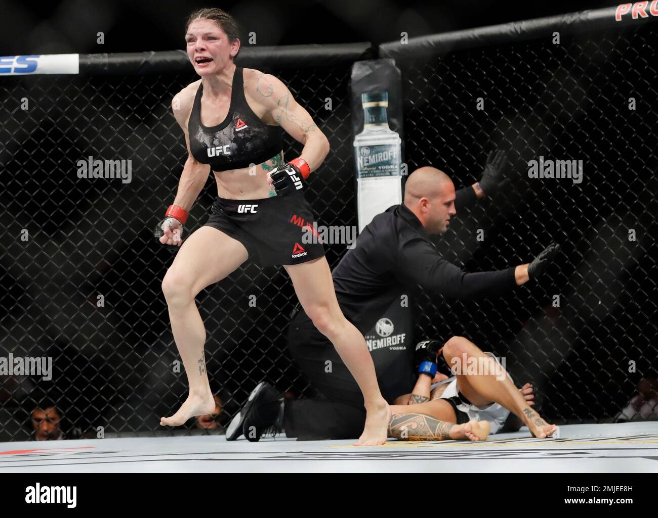 The referee stops the bout during the second round as Lauren Murphy ...