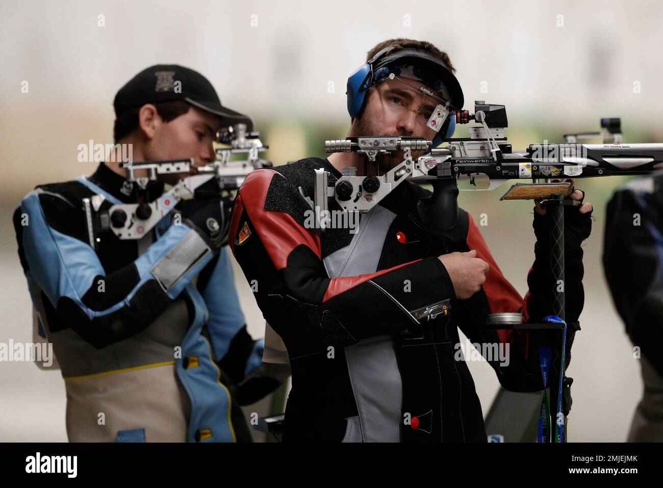Lucas Kozeniesky of the U.S., right, competes on his way to winning ...