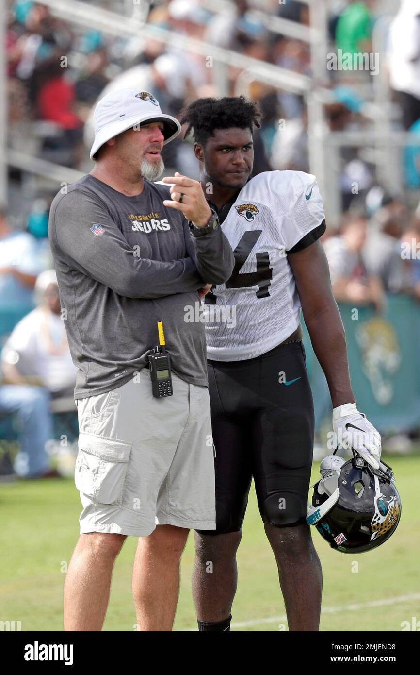 Jacksonville Jaguars defensive coordinator Todd Wash, left, talks with ...