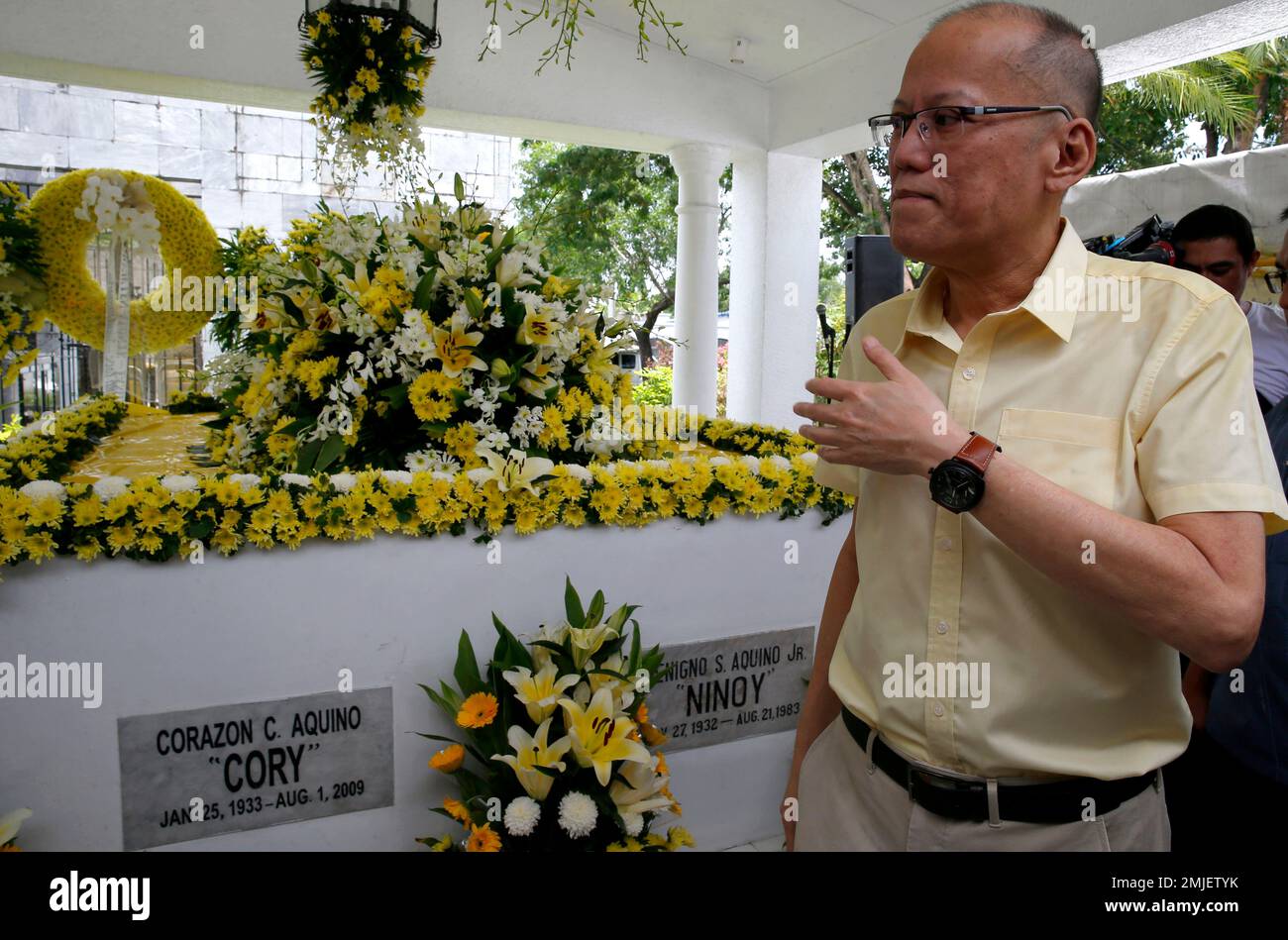 Former Philippine President Benigno Aquino III glances at the tombs of ...