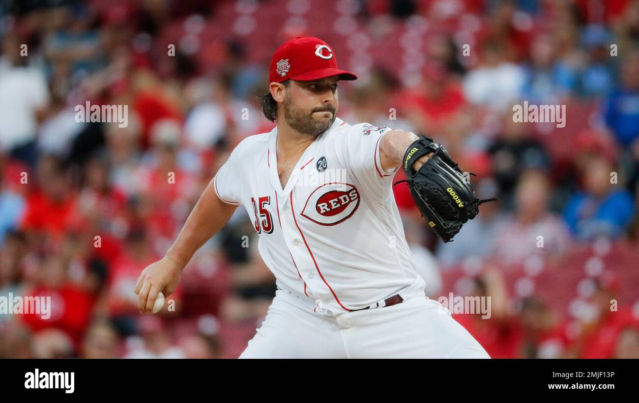 Cincinnati Reds starting pitcher Tanner Roark throws in the second ...