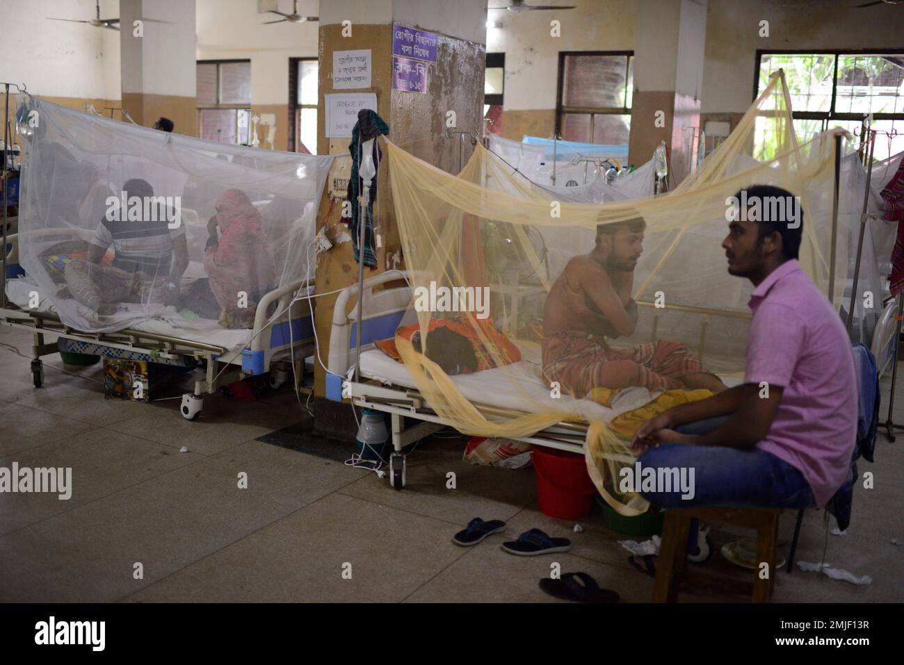 Patients receive treatment for dengue at Shaheed Suhrawardy Medical ...
