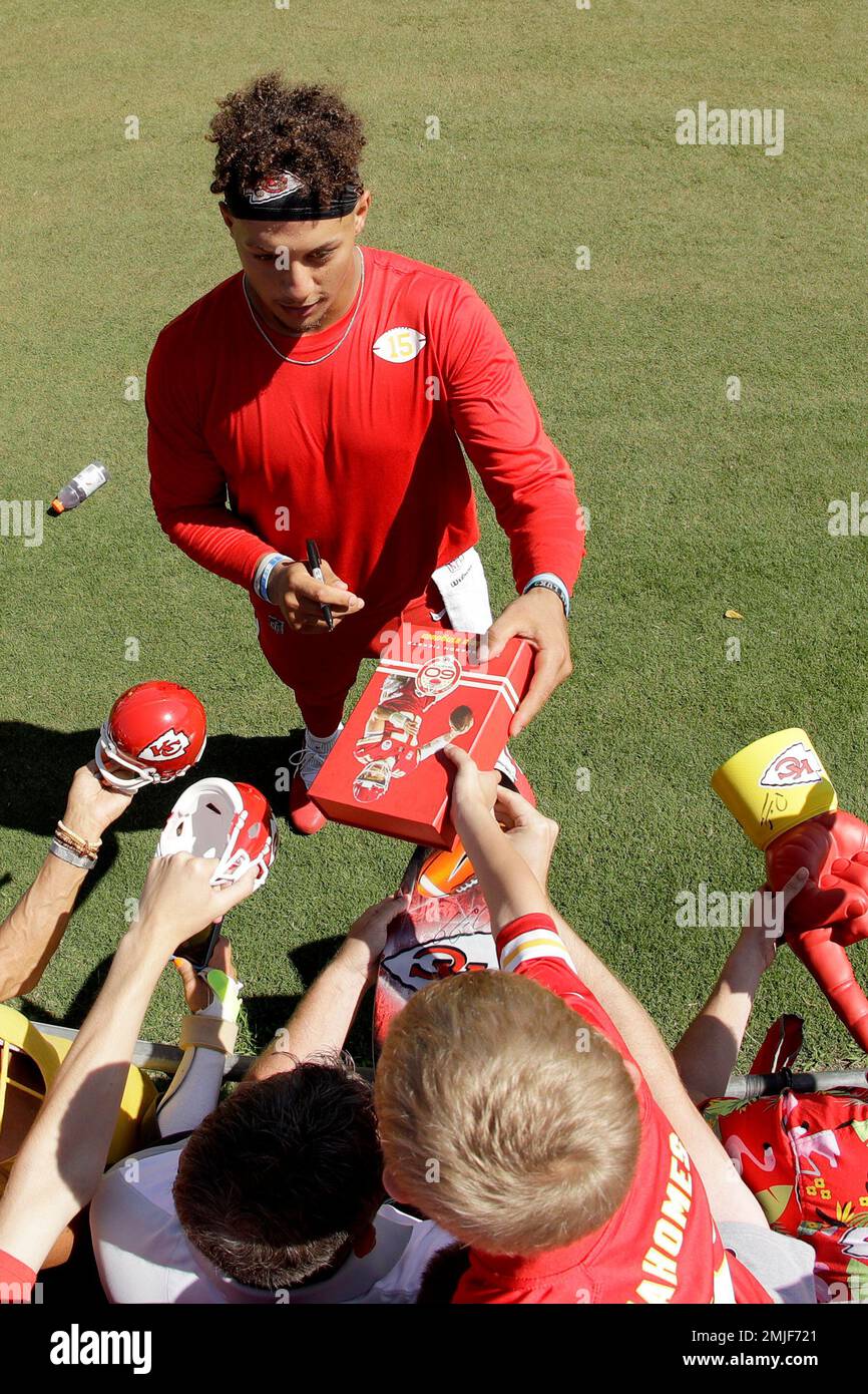 Kansas City Chiefs quarterback Patrick Mahomes signs autographs after ...