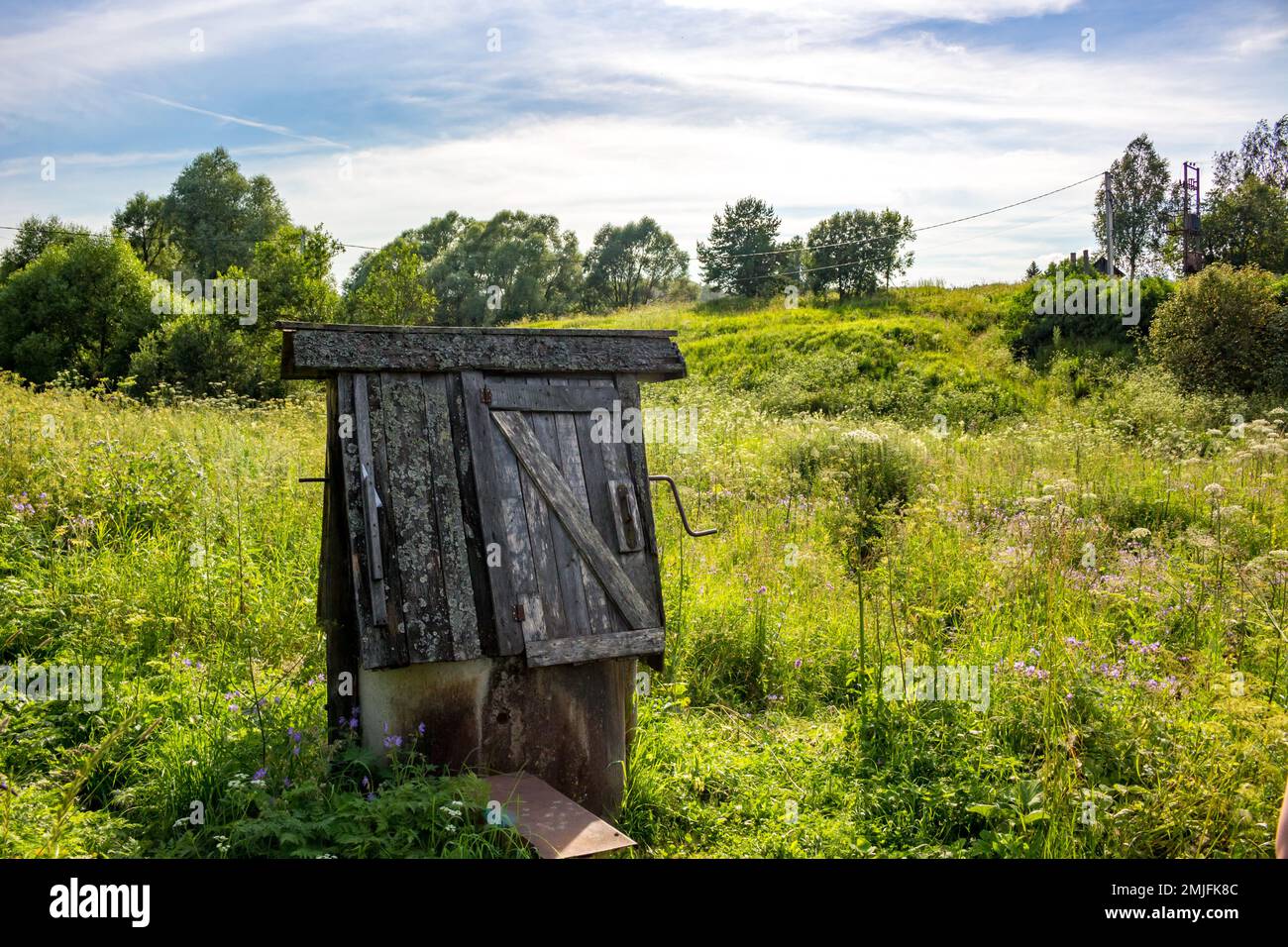 Old village well hi-res stock photography and images - Alamy