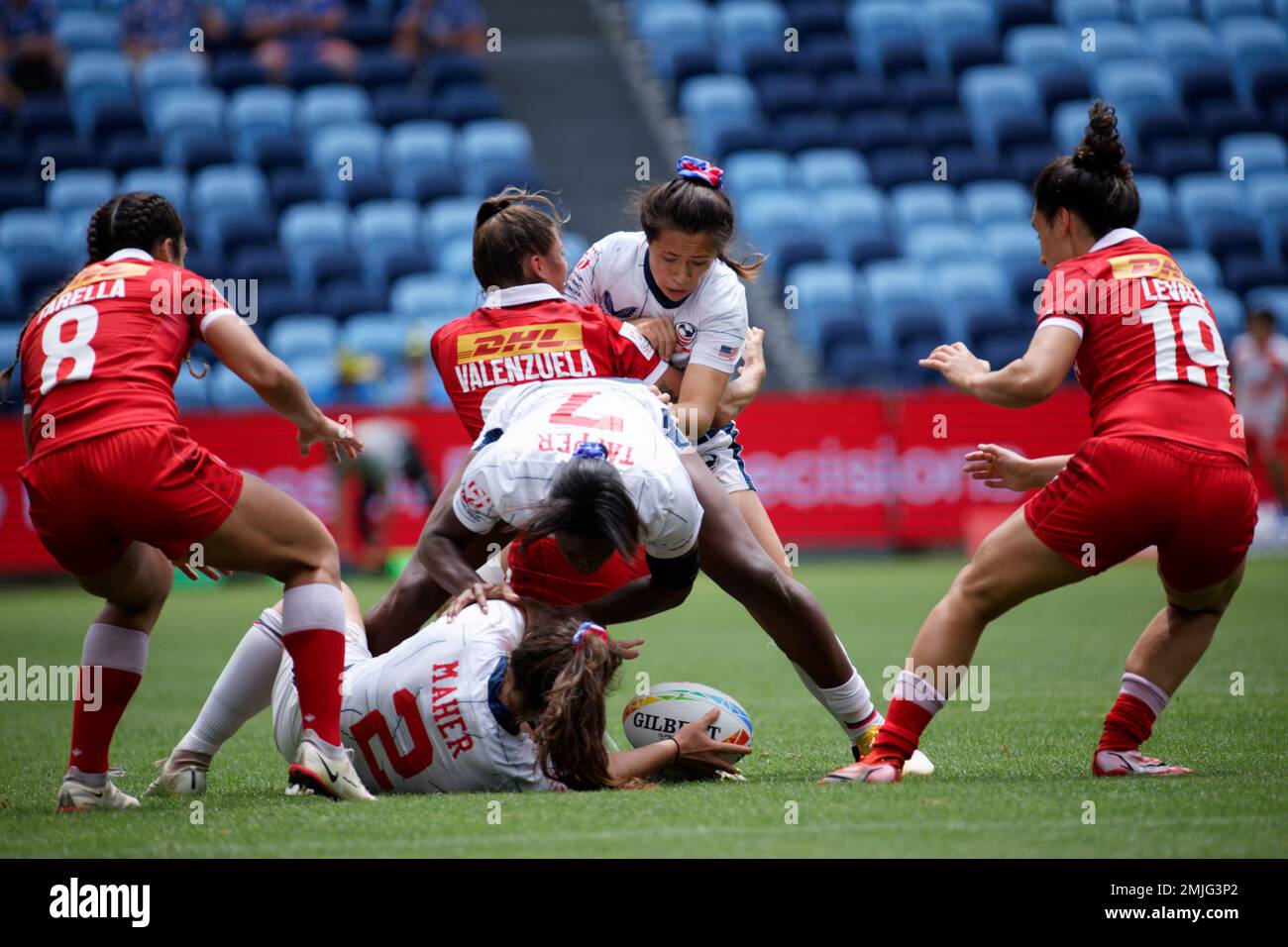 Sydney, Australia. 27th Jan 2023. Ilona Maher of USA passes the ball ...
