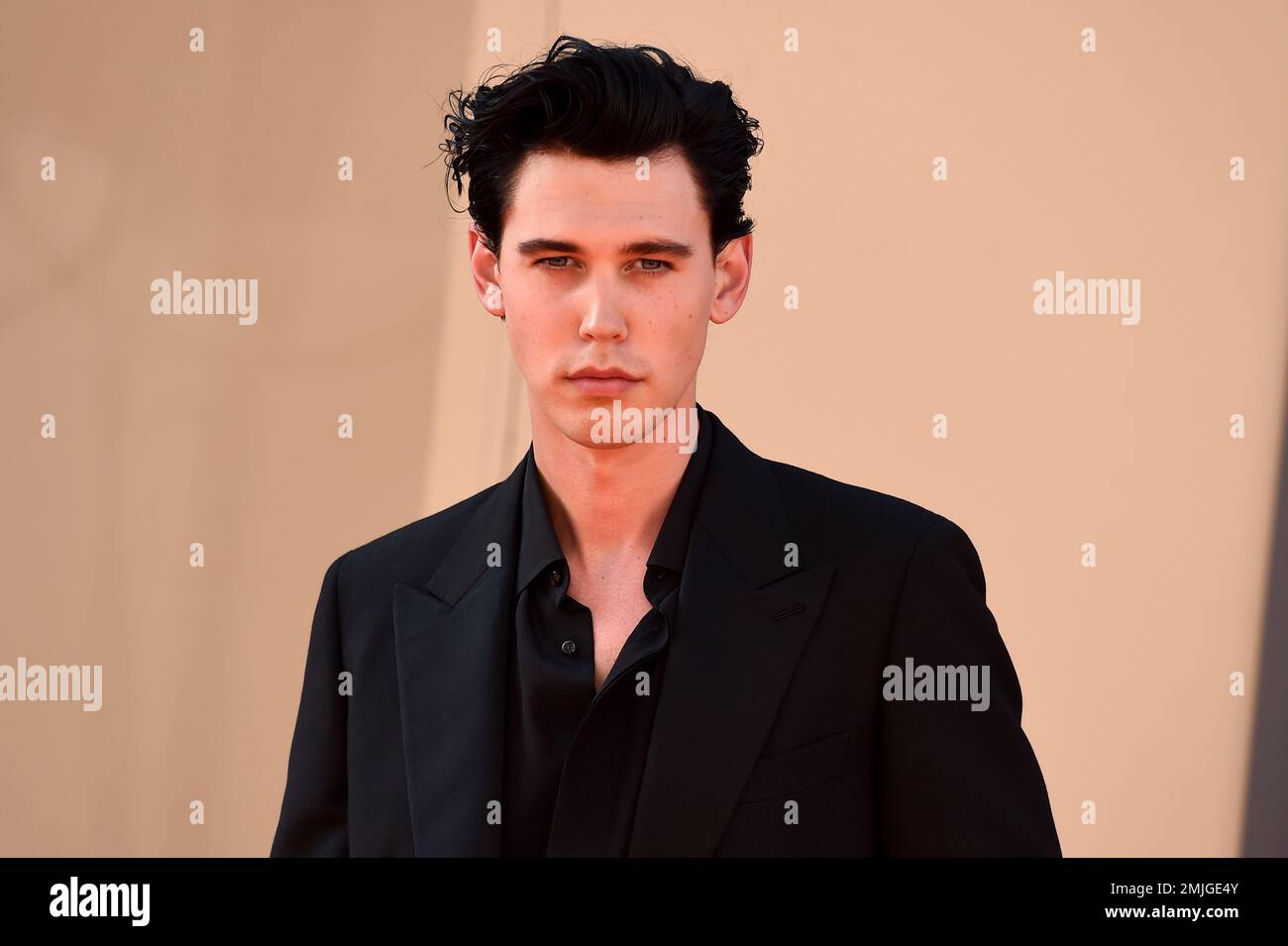 Austin Butler arrives at the Los Angeles premiere of "Once Upon a Time ...