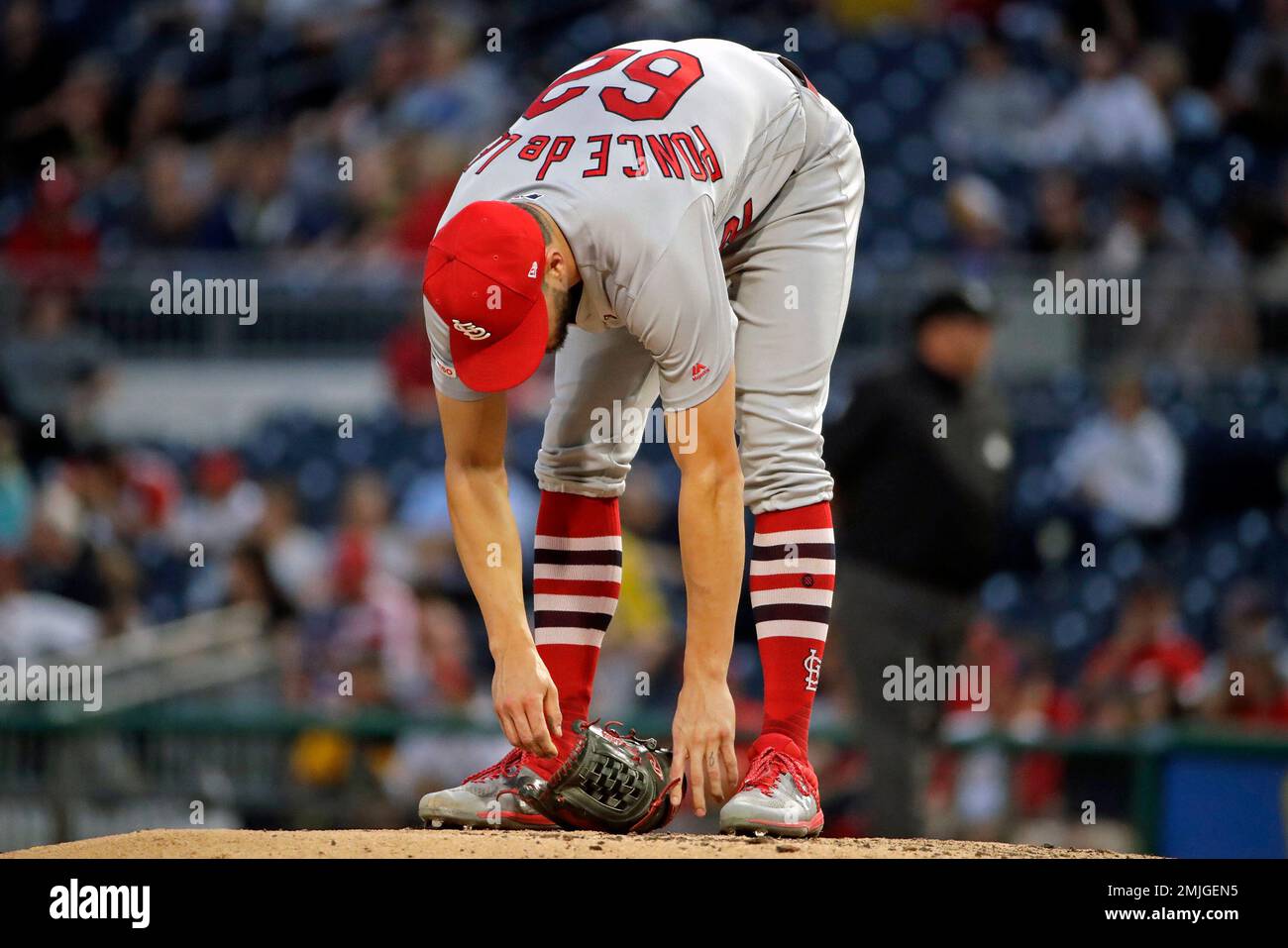 St. Louis Cardinals starting pitcher Daniel Ponce de Leon collects ...