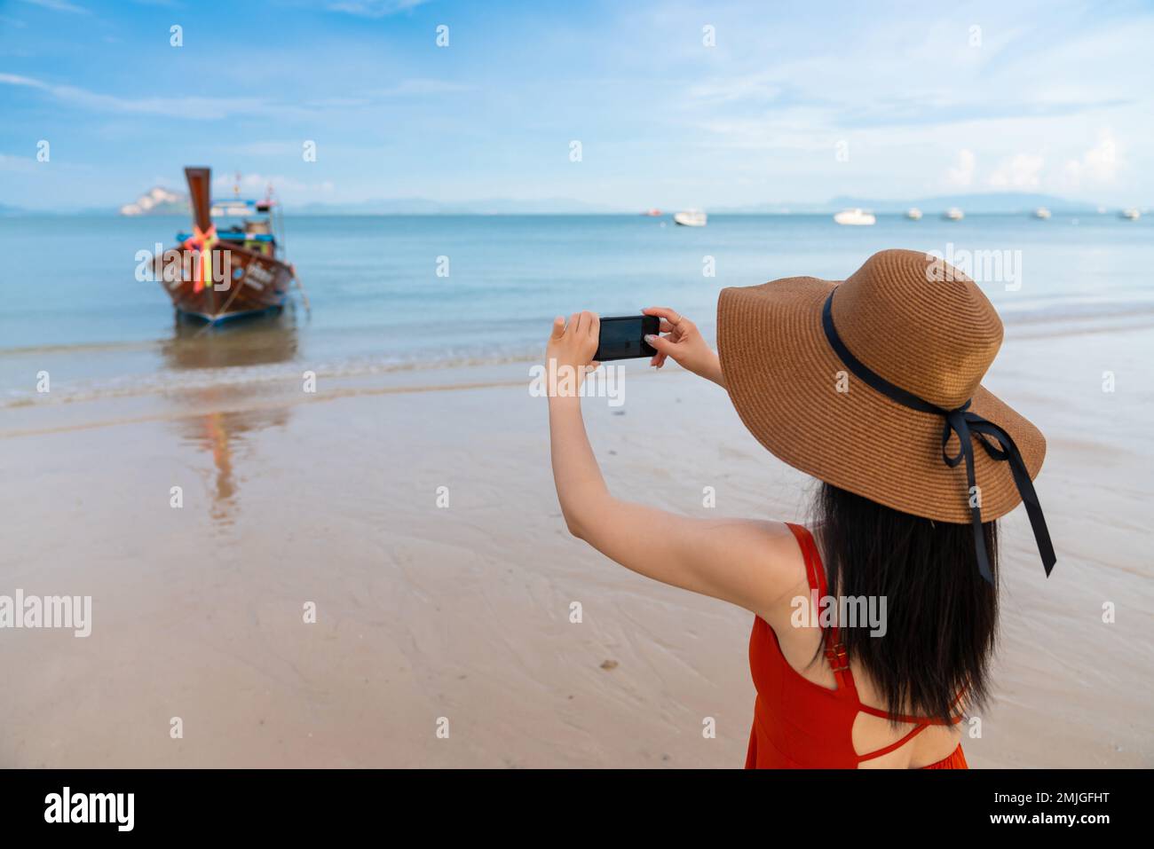Woman foreign beach mobile phone hi-res stock photography and images ...
