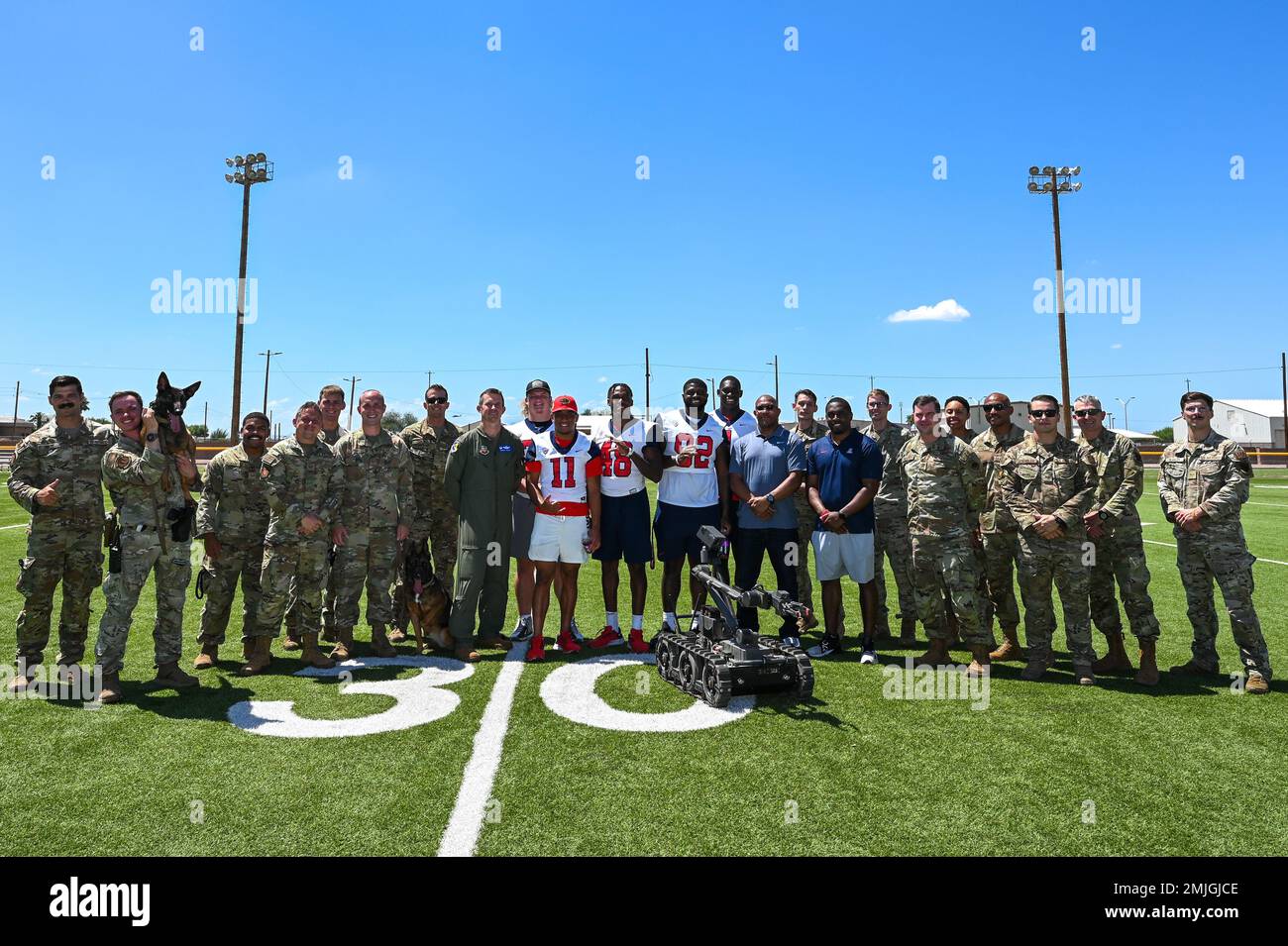 University of Arizona Wildcats football team members along with Airmen ...