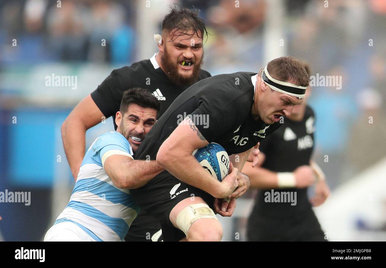 New Zealand's All Blacks Brodie Retallick is tackled by Argentina's Los ...