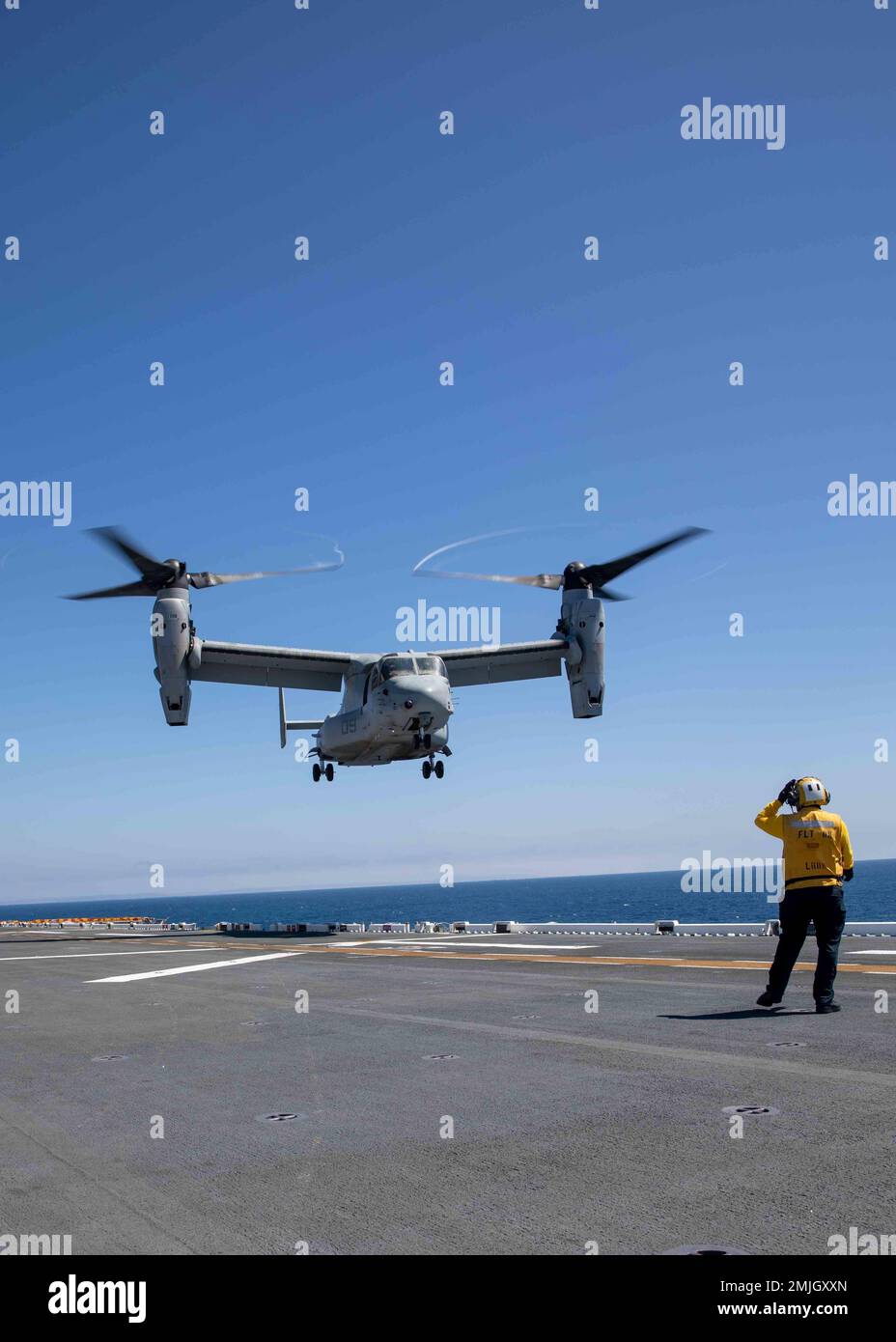 220829-N-EI127-3048 PACIFIC OCEAN (Aug. 29, 2022) – An MV-22 Osprey ...