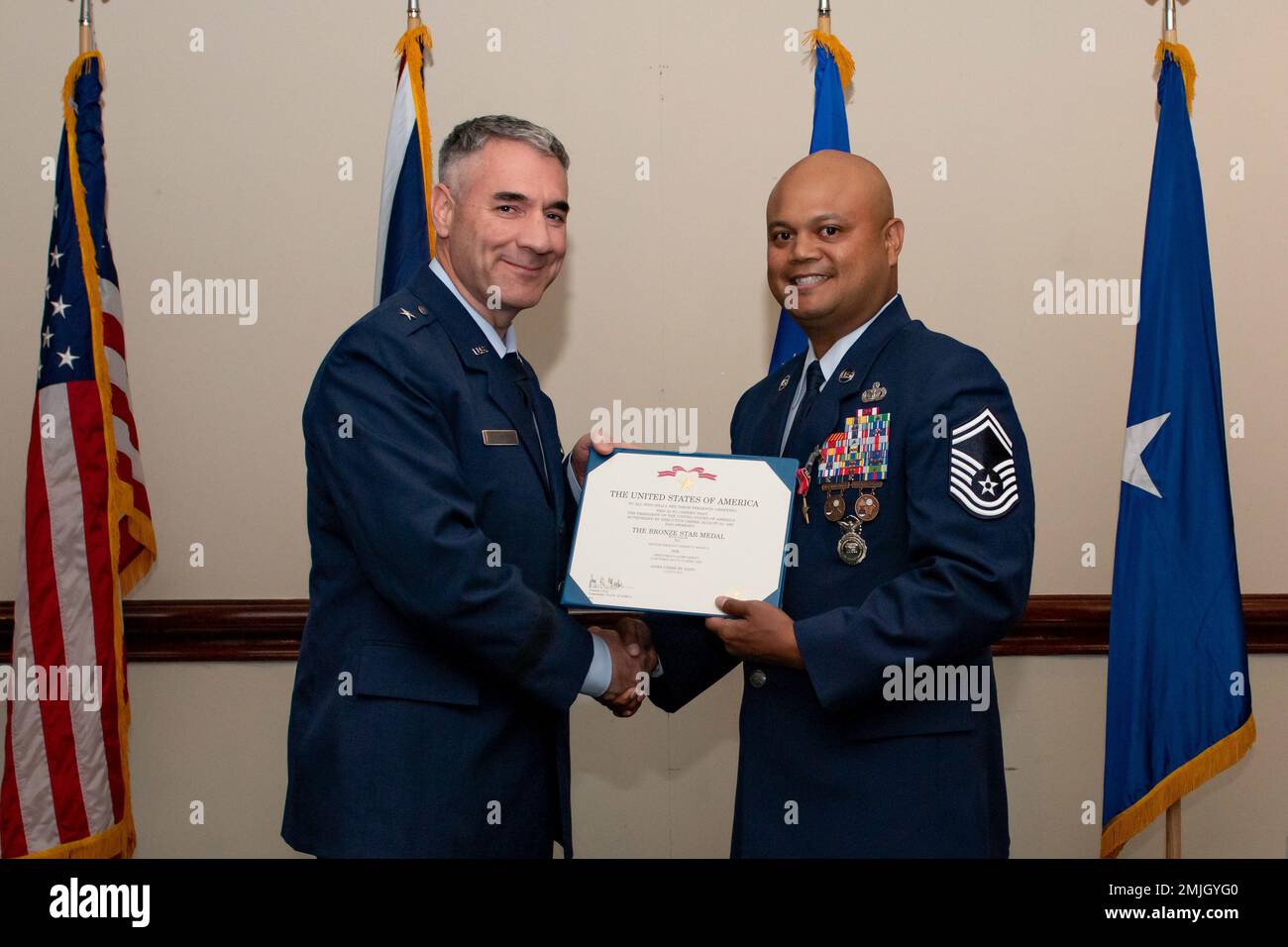 Bronze star with valor hi-res stock photography and images - Alamy
