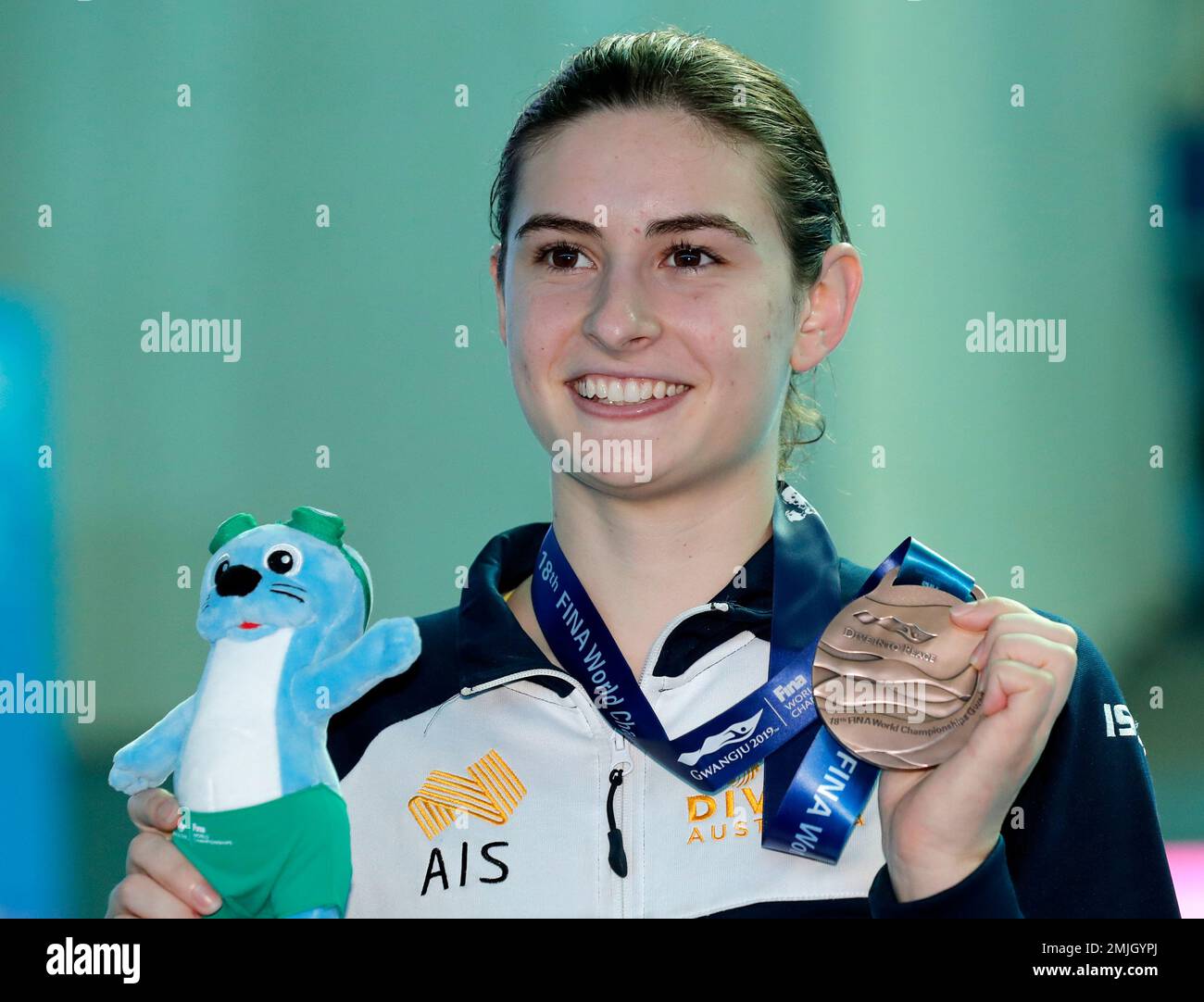 Australia's Maddison Keeney holds up her bronze medal following the ...