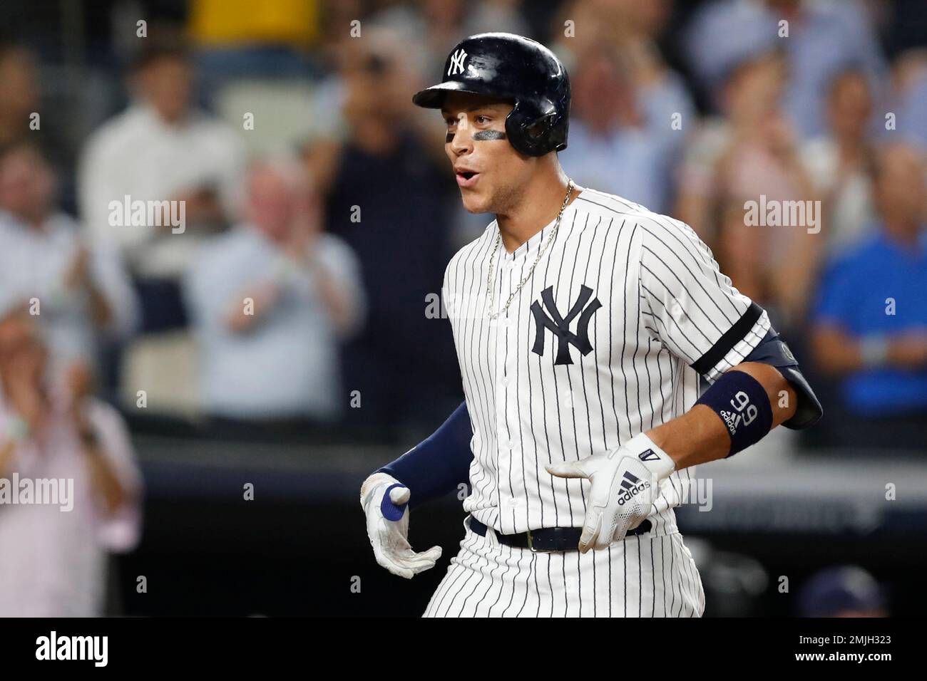 New York Yankees' Aaron Judge gestures toward teammates in the dugout ...