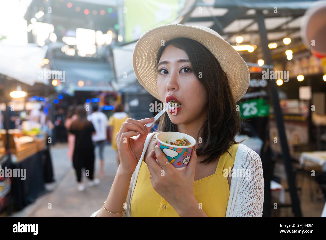 Happy young woman to go shopping Stock Photo - Alamy