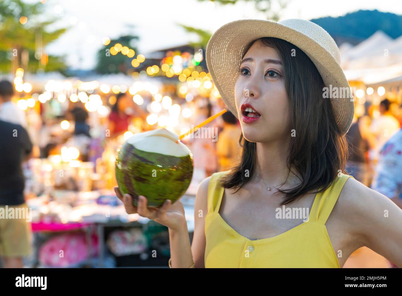 Happy young woman to go shopping Stock Photo - Alamy