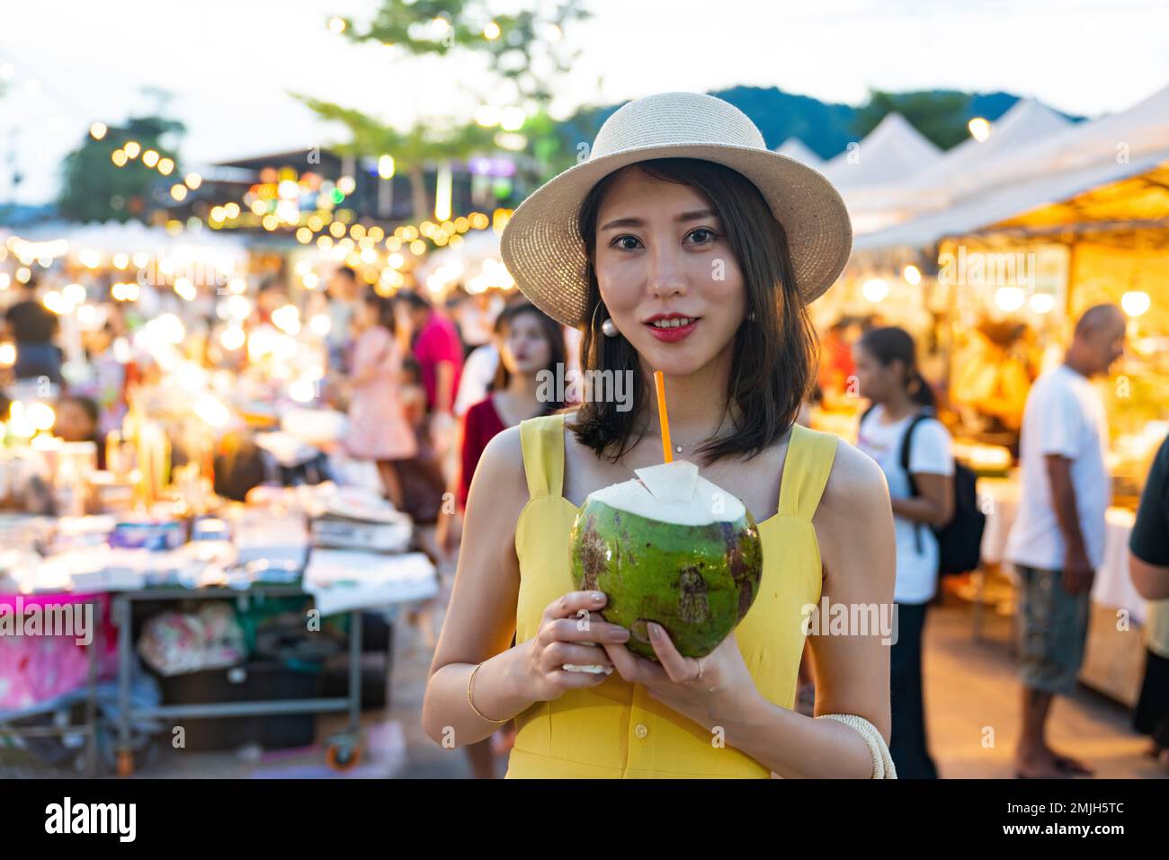 Happy young woman to go shopping Stock Photo - Alamy