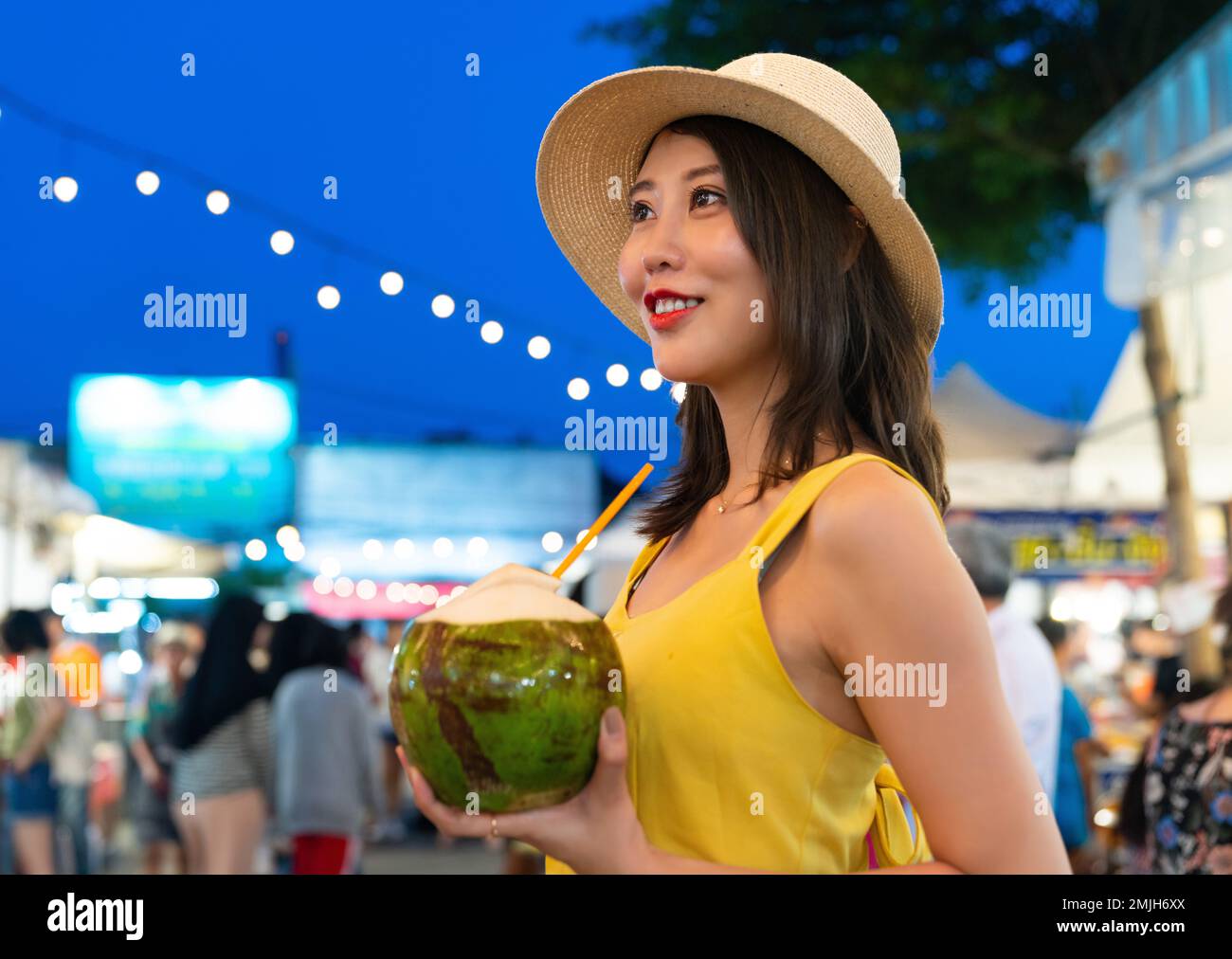 Happy young woman to go shopping Stock Photo - Alamy