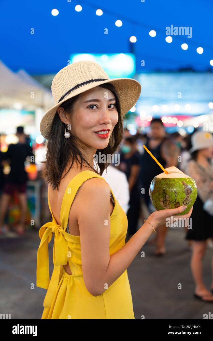 Happy young woman to go shopping Stock Photo - Alamy