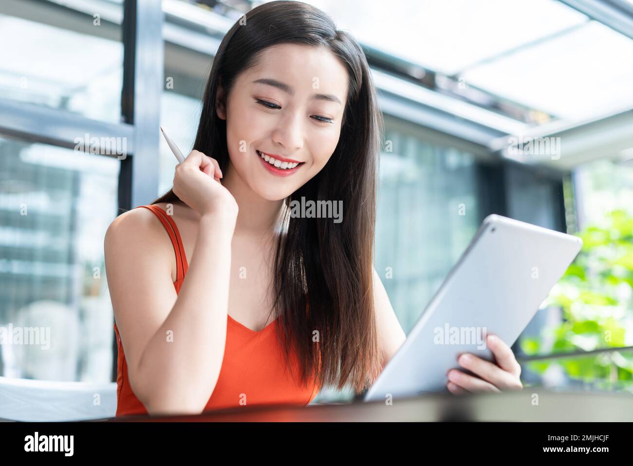 The young woman to see the coffee shop use tablet computers Stock Photo - Alamy