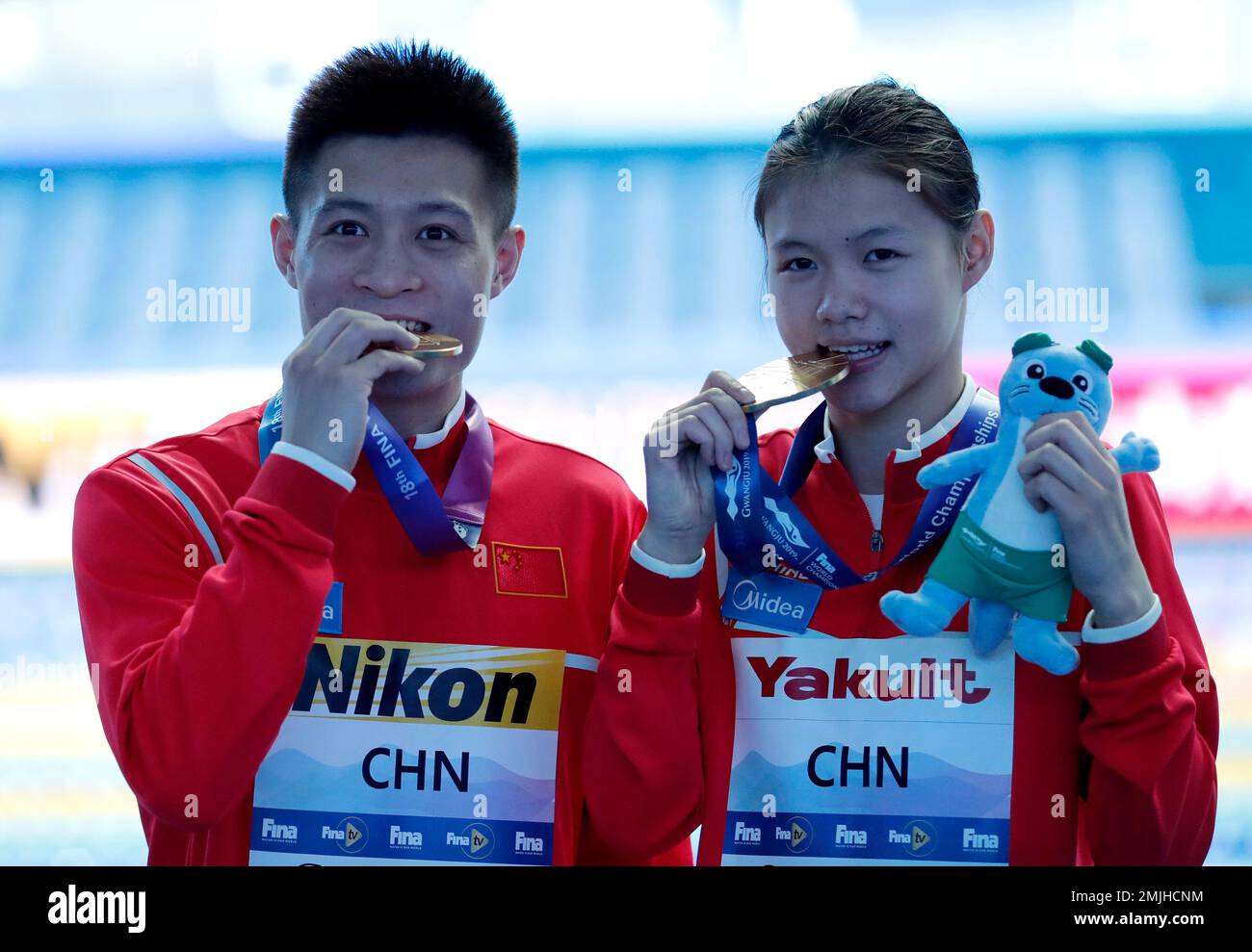 China's Lin Shan and Yang Jian pose with their gold medal after winning ...