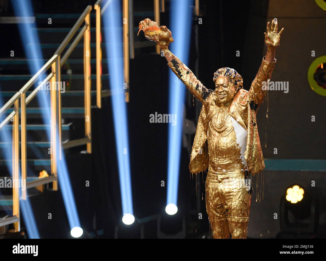 Dwayne Wade with the legend award is covered in gold slime at the Kids ...