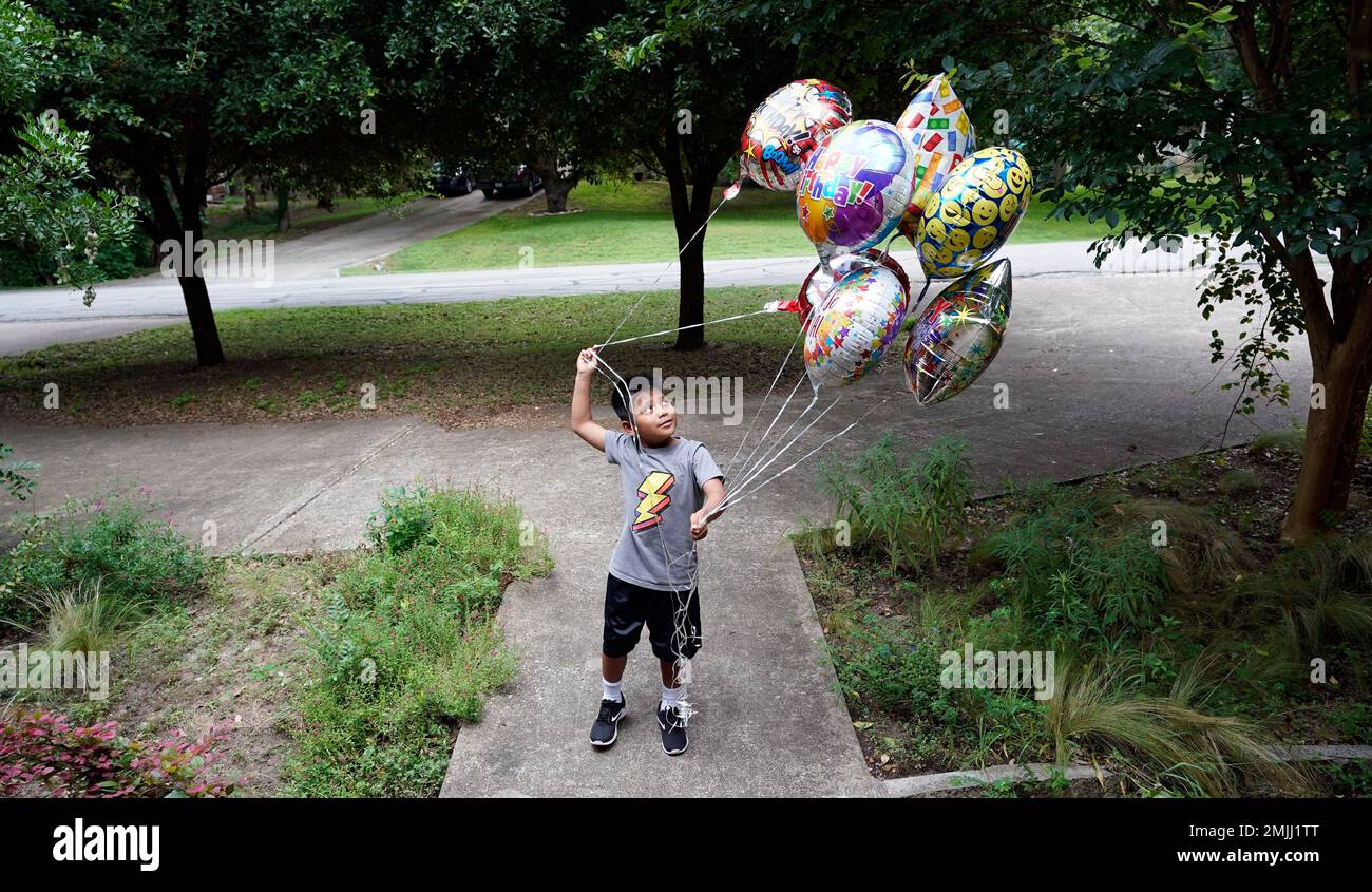 Byron Xol, an immigrant from Guatemala, helps prepare balloon ...