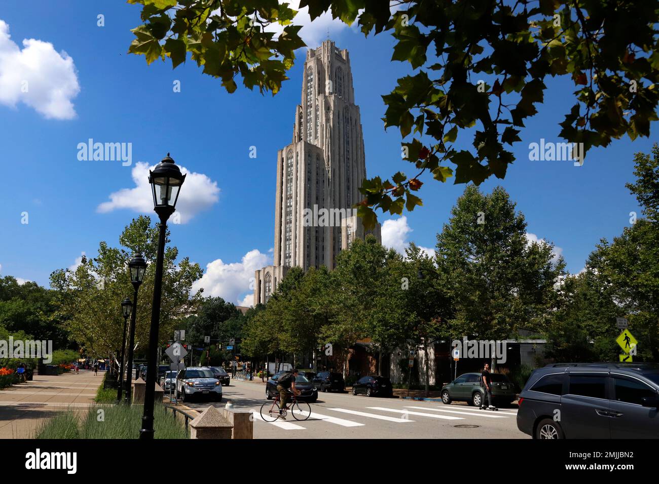 The Cathedral of Learning towers over the University of Pittsburgh ...