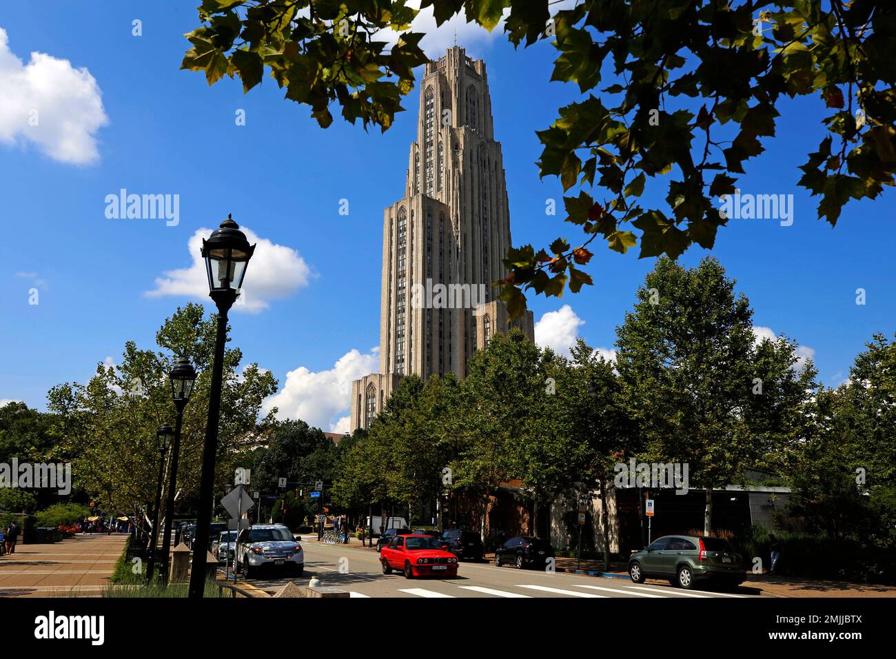 The Cathedral of Learning towers over the University of Pittsburgh ...