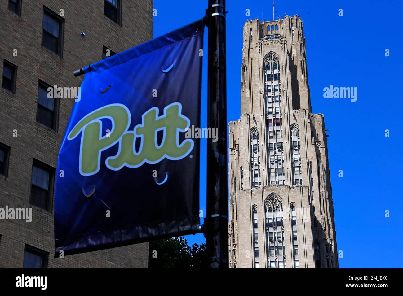 The Cathedral of Learning, right, towers over the University of ...